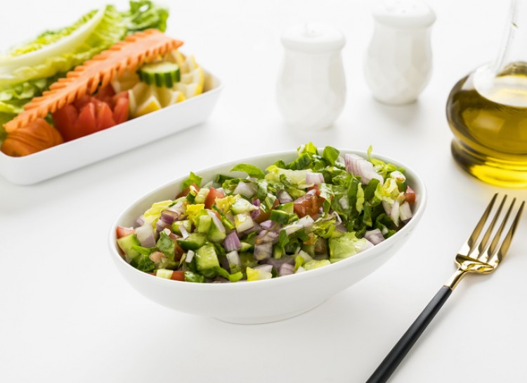 البيت الرومانسي - سلطة خضراء بالبصل